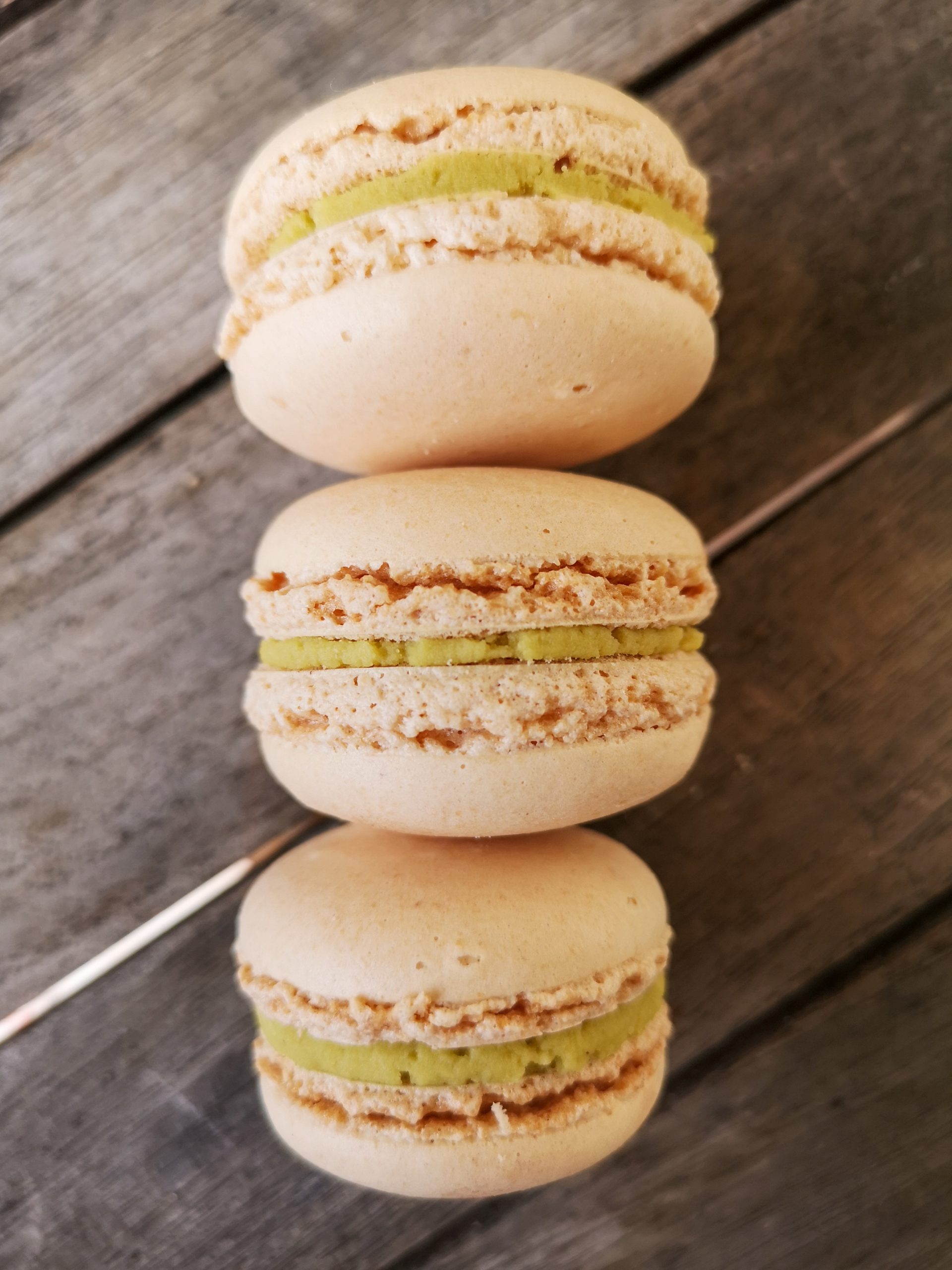 Macrons with white chocolate and pistachio | Pika Kuha